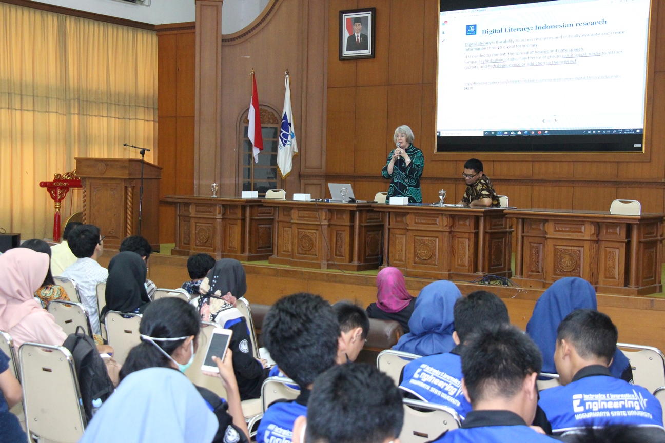 DR. ELIZABETH HARTNELL-YOUNG AJAK MAHASISWA BERPIKIR KRITIS UNTUK ... DR. ELIZABETH HARTNELL-YOUNG AJAK MAHASISWA BERPIKIR KRITIS UNTUK ...